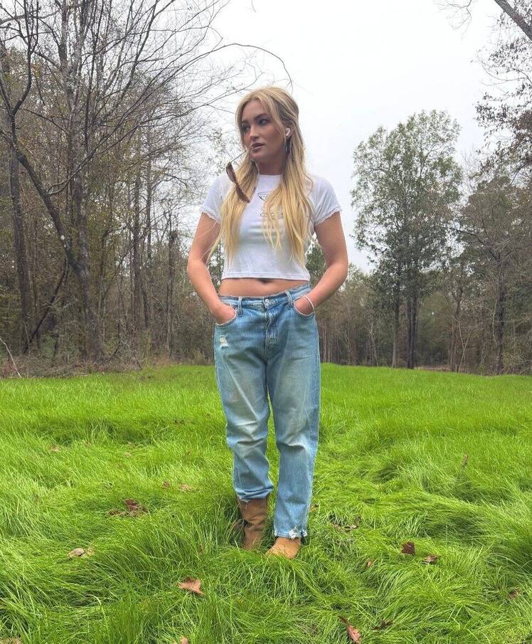 Jamie Lynn Spears Flaunts Her Midriff in Laid-Back Crop Top Look
