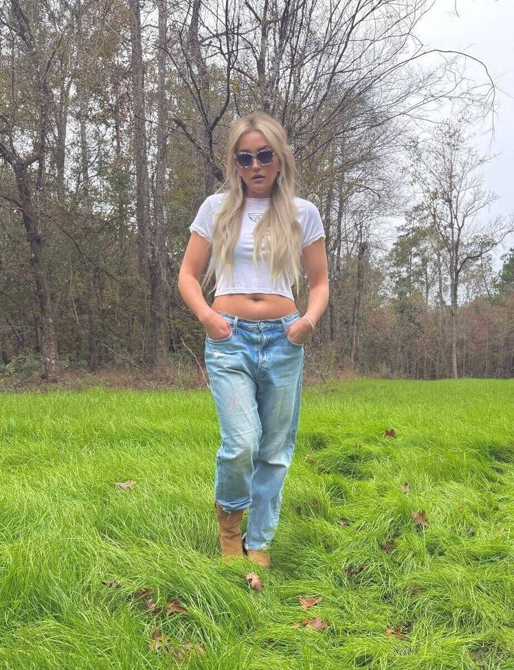 Jamie Lynn Spears Flaunts Her Midriff in Laid-Back Crop Top Look