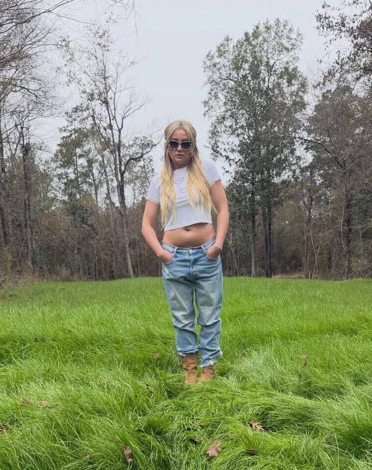 Jamie Lynn Spears Flaunts Her Midriff in Laid-Back Crop Top Look
